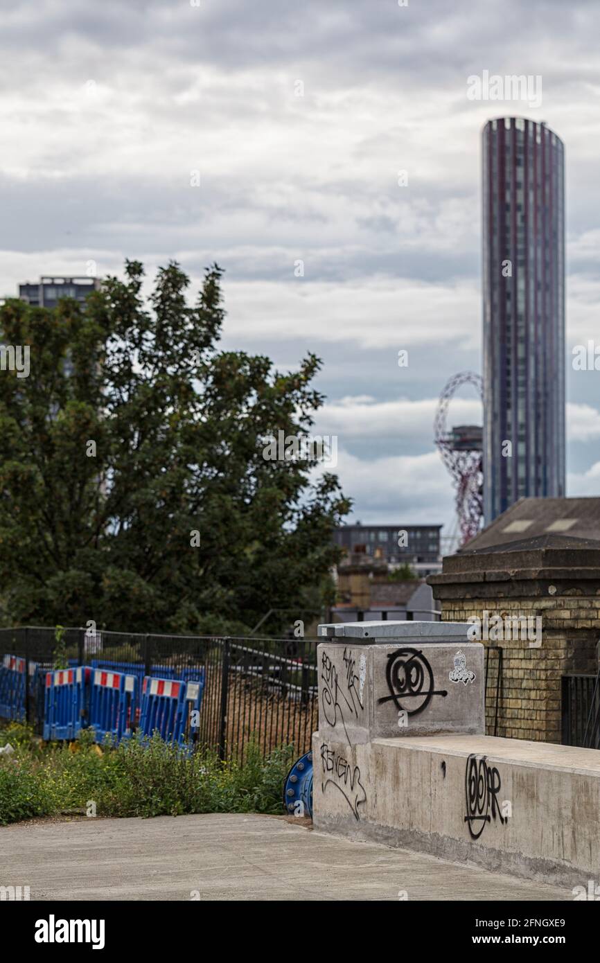 Buildings and graffiti hi-res stock photography and images - Alamy