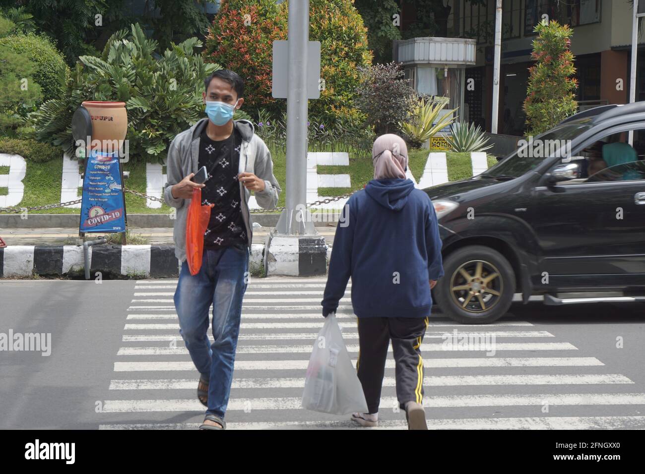 People cross the road Stock Photo - Alamy