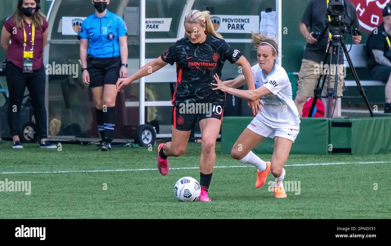 Portland, USA. 16th May, 2021. Nikki Stanton finds Lindsay Horan hard ...