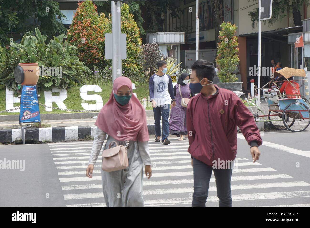 Slow motion business people walk hi-res stock photography and images ...