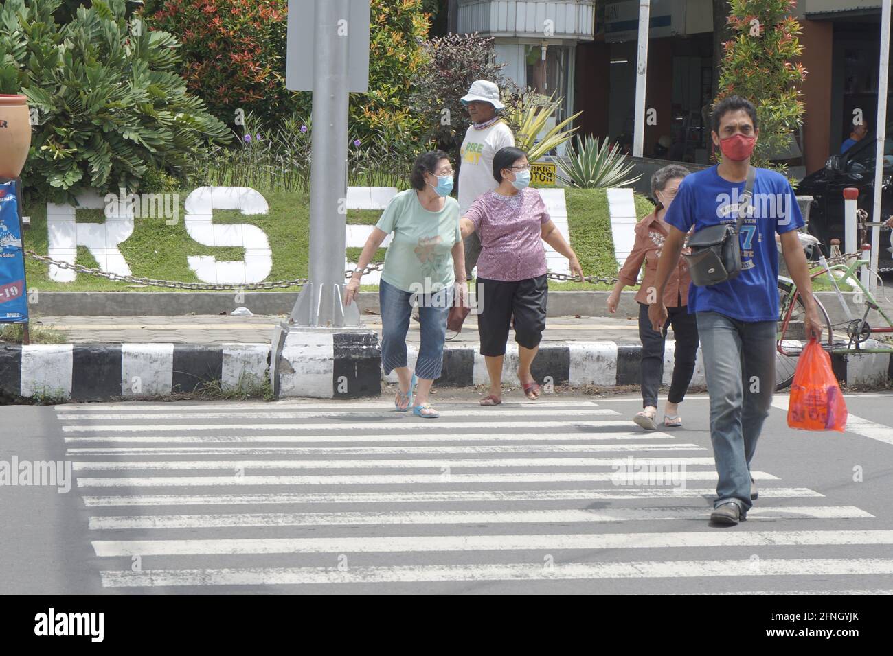 People cross the road Stock Photo - Alamy