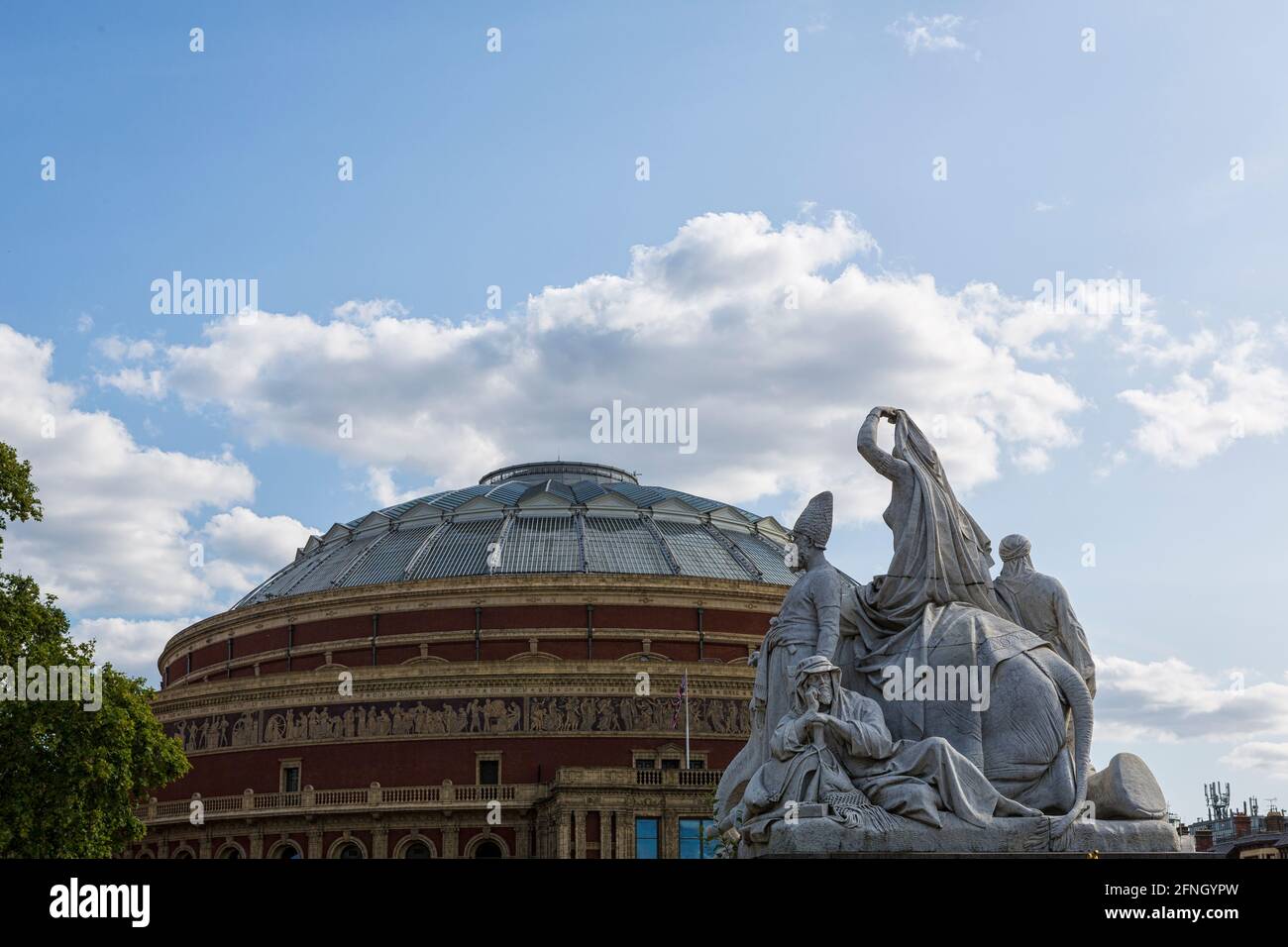 Albert memorial royal albert hall hi-res stock photography and images ...