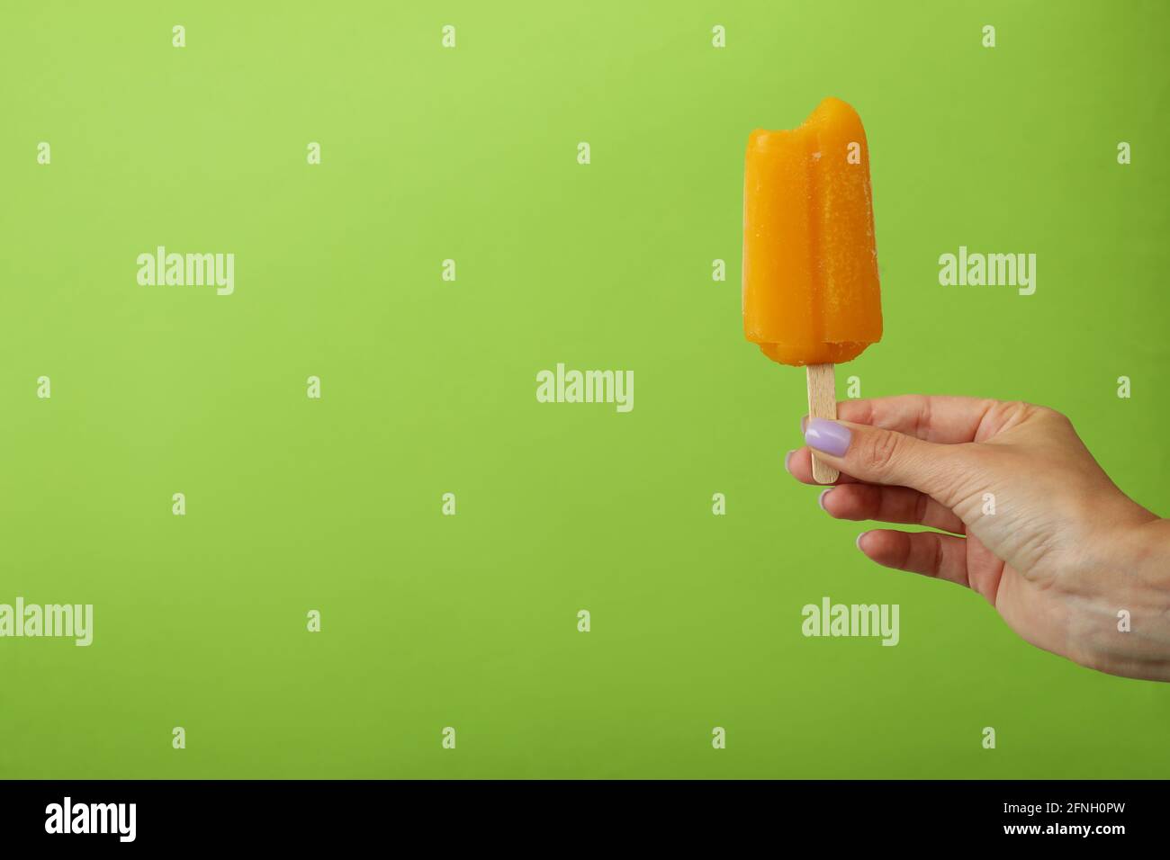 Hand hold ice cream hi-res stock photography and images - Alamy