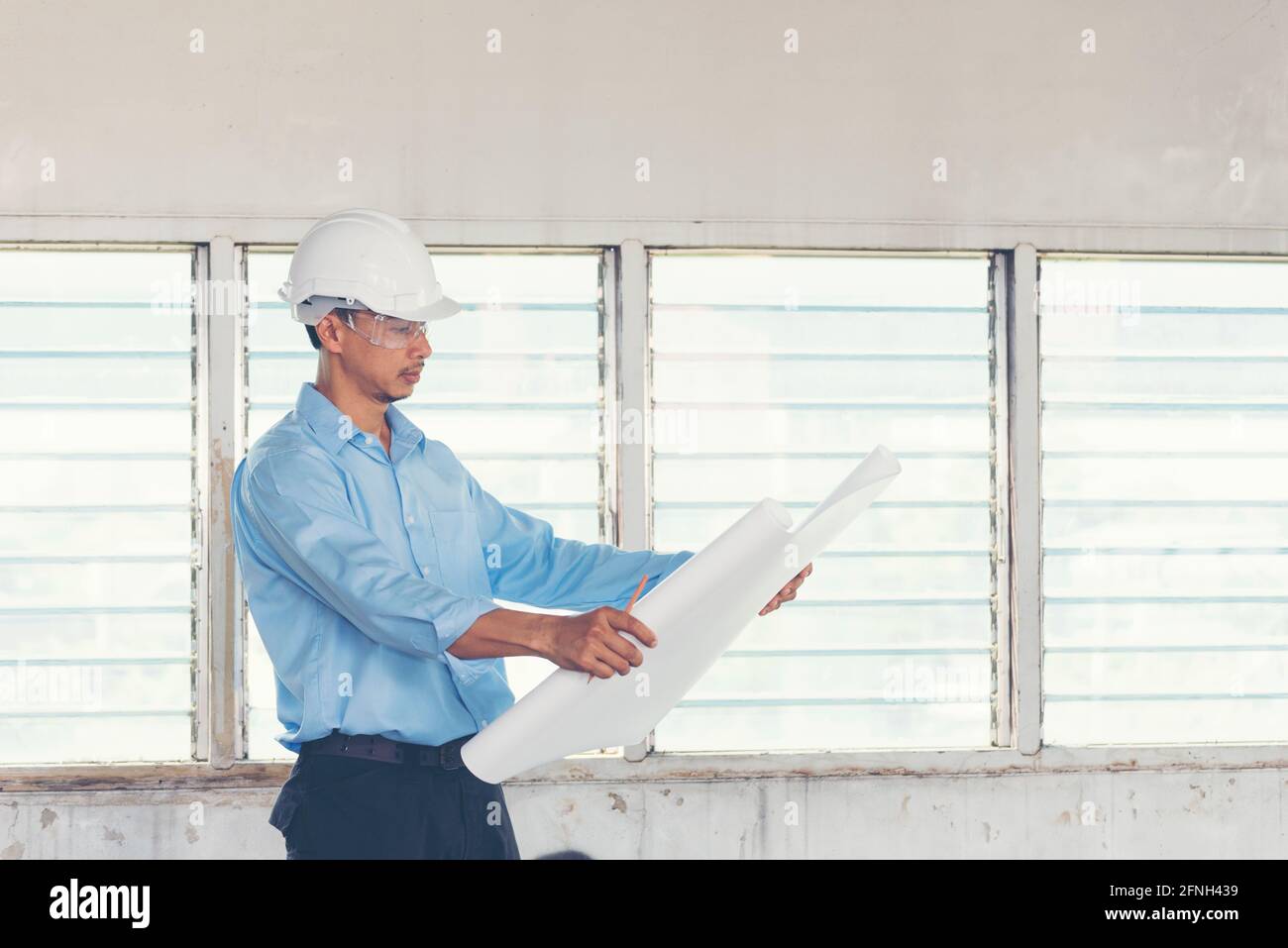 Architect checking plans hi-res stock photography and images - Alamy