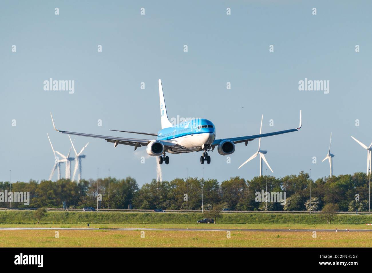 Boeing 737 klm landing hi-res stock photography and images - Alamy
