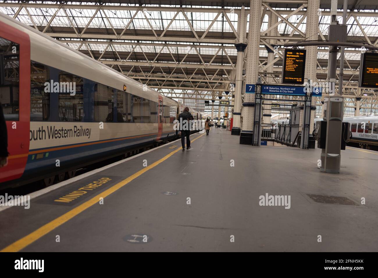people getting on train at waterloo Stock Photo - Alamy