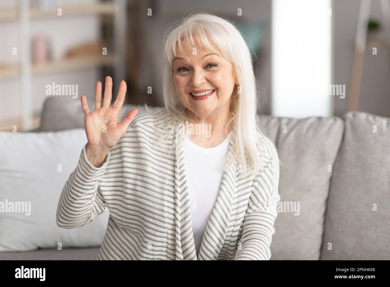 Mother waving goodbye hi-res stock photography and images - Alamy
