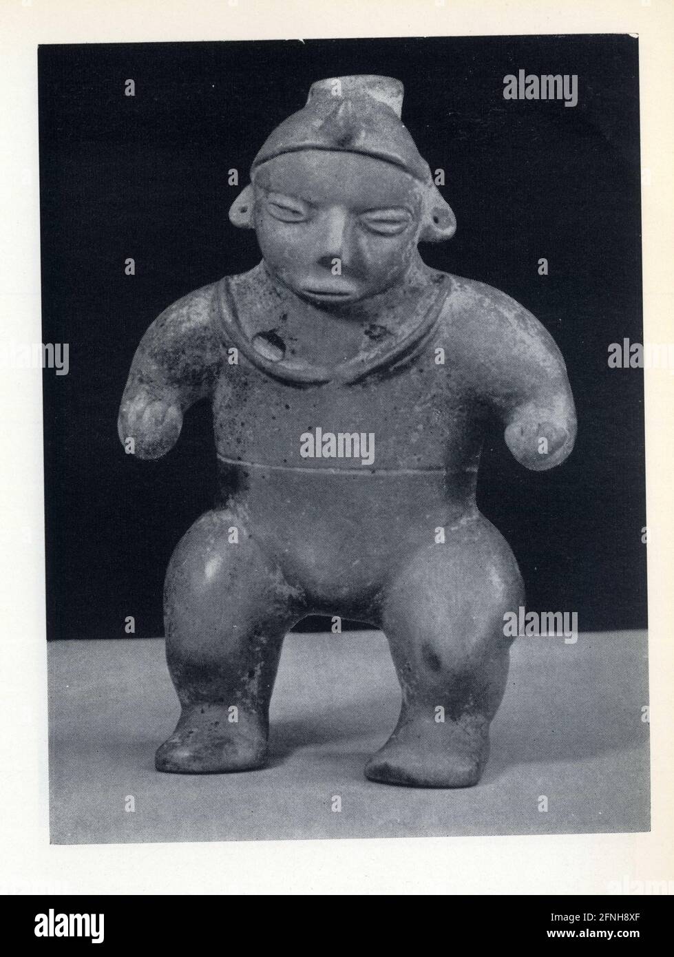 Athlète debout. Terre cuite rouge, mate ou polie. Époque classique. 400 ...