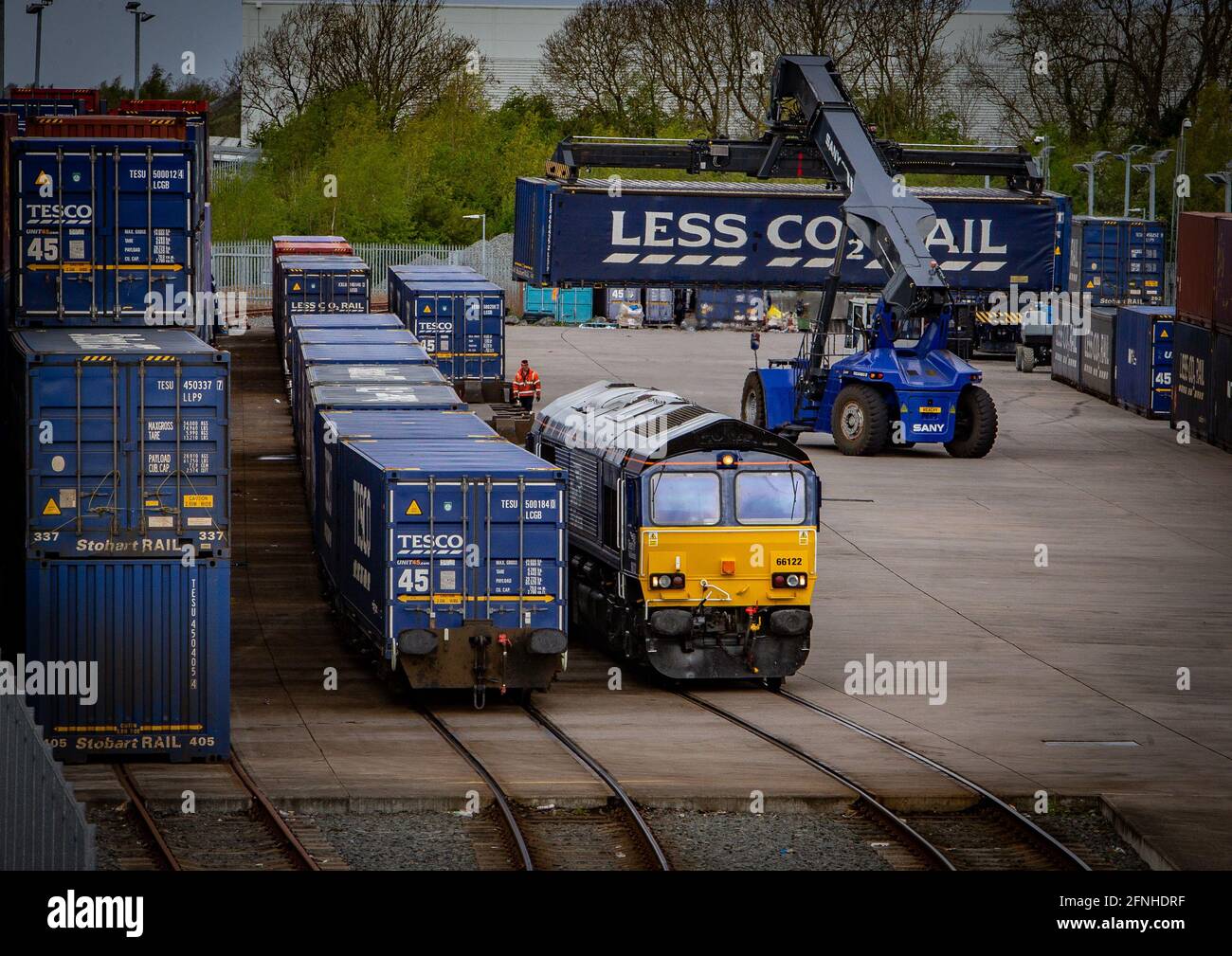 Direct Rail Services Class 66 waits at Tesco Rail, DIRFT for its load ...
