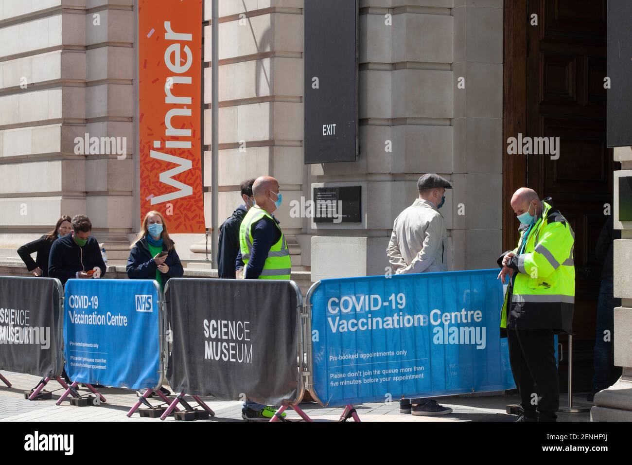 Museum queue hi-res stock photography and images - Alamy