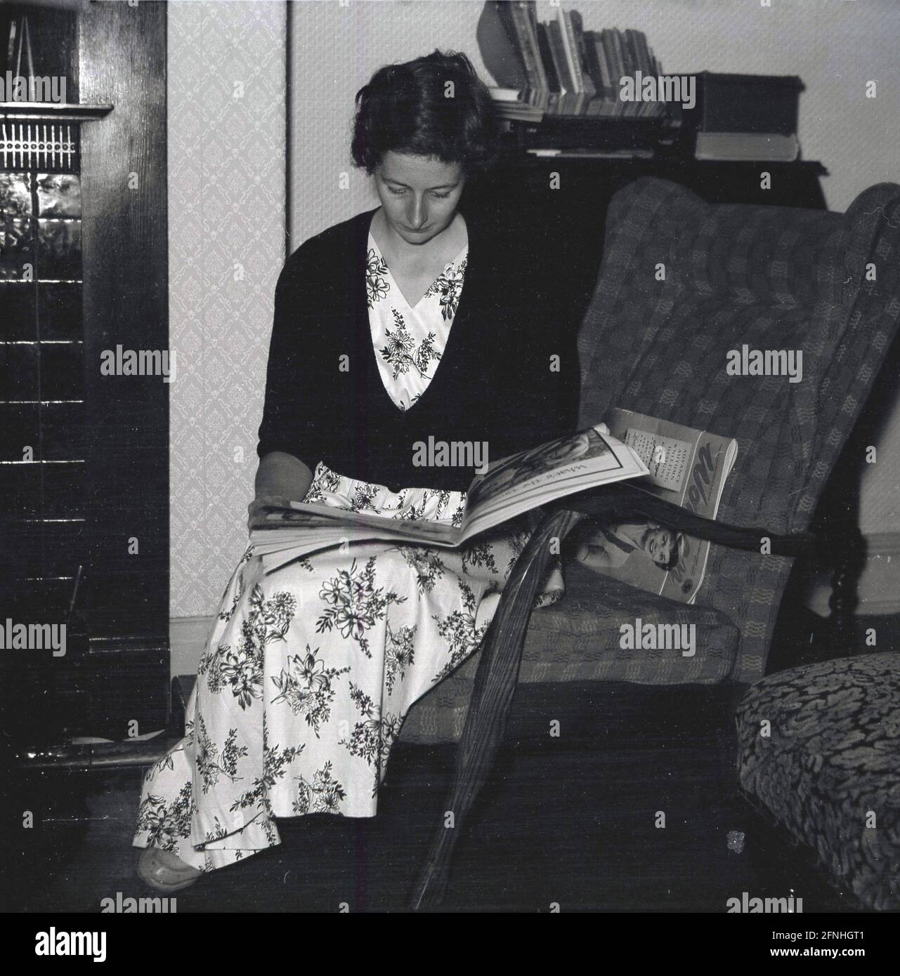 Woman magazine reading 1950s hi-res stock photography and images - Alamy