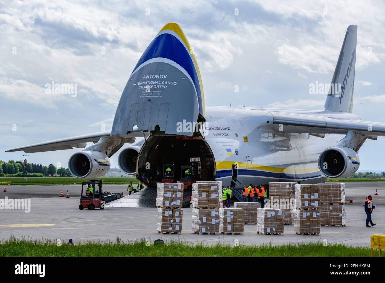 Antonov an 124 front hi-res stock photography and images - Alamy