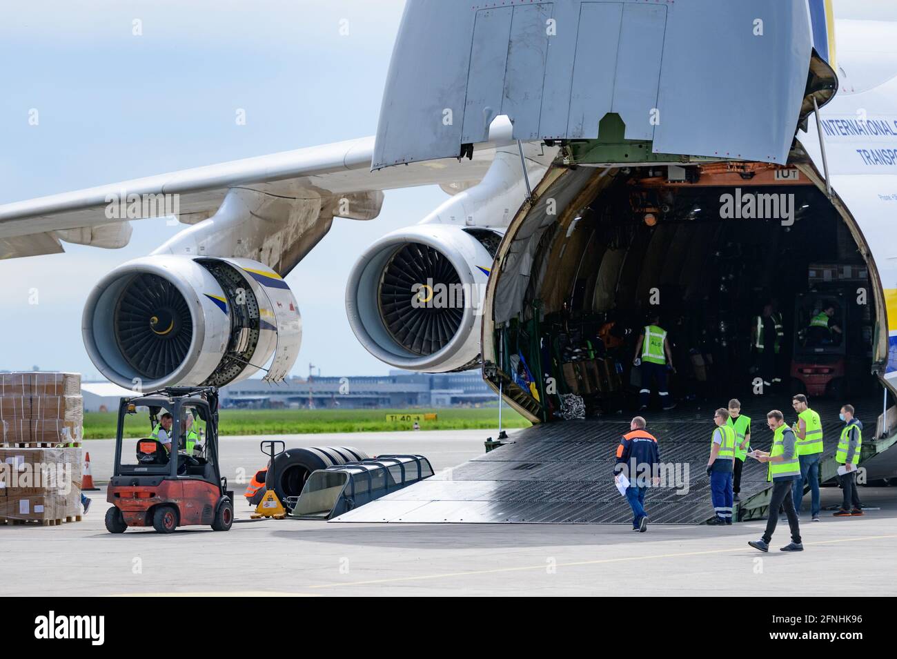 Antonov an 124 front hi-res stock photography and images - Alamy
