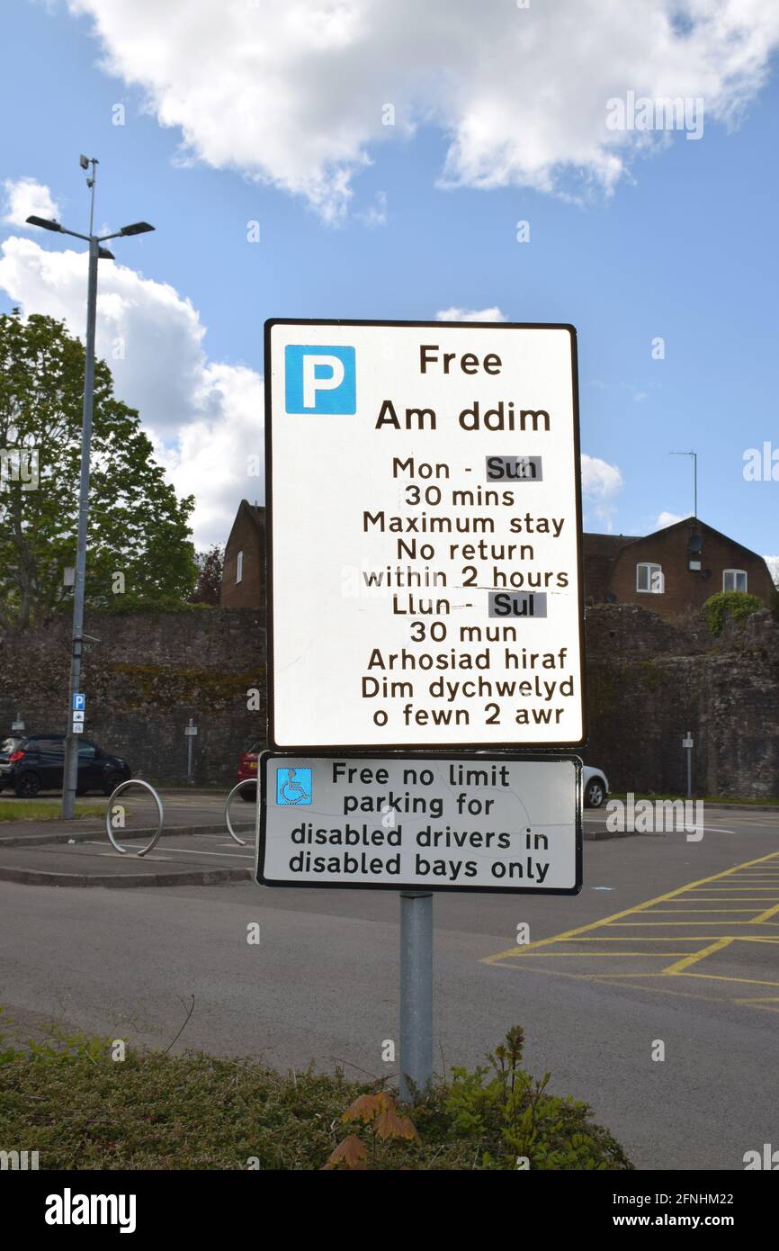 Parking sign in both English and Welsh, Wales May 2021 Stock Photo - Alamy