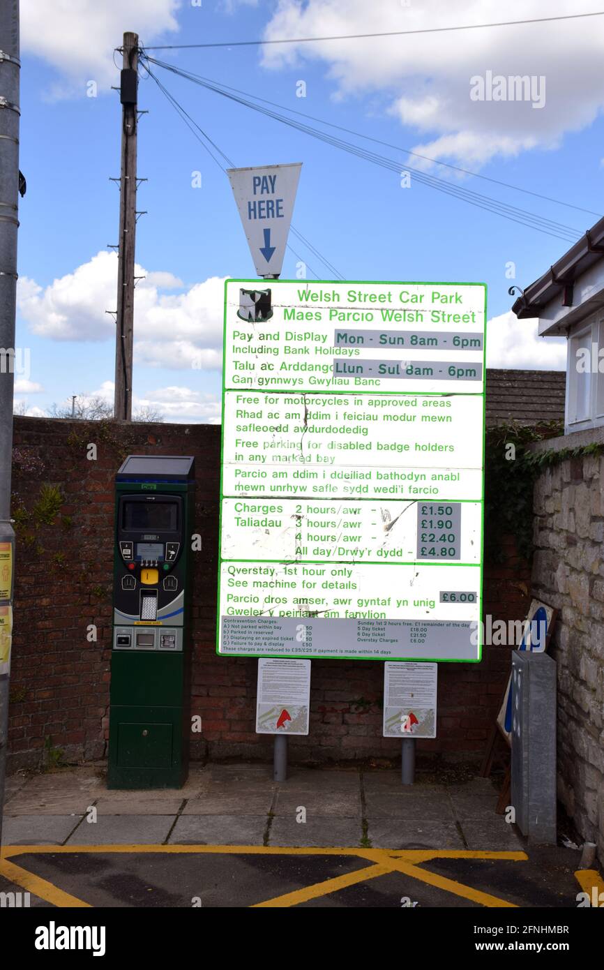 Parking sign english and welsh language hi-res stock photography and ...