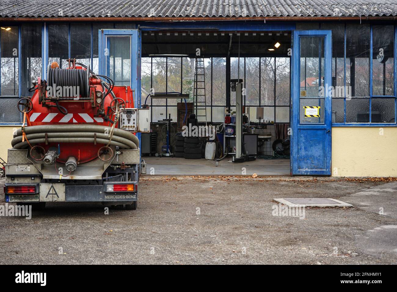Old car repair shop hi-res stock photography and images - Alamy