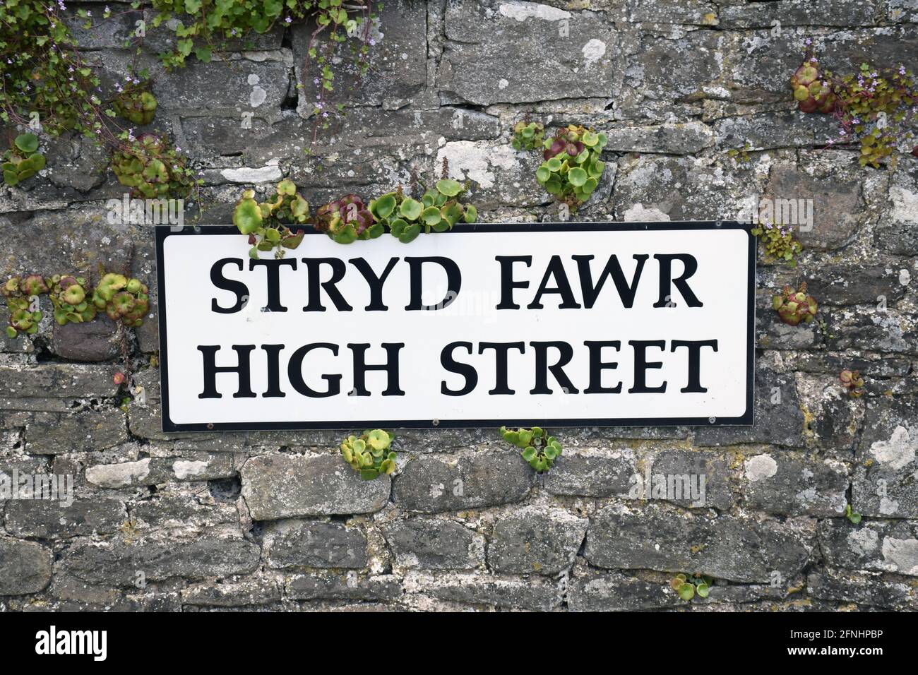 Street signs in both Welsh and English, Crickhowell, Powys, Wales Stock ...