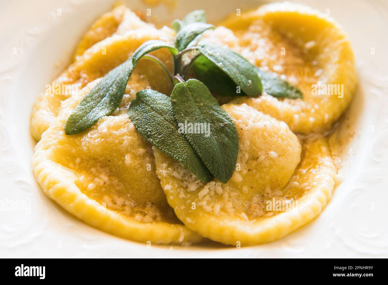 Ravioli burro e salvia, pattole, ravioli butter and sage, italian food ...