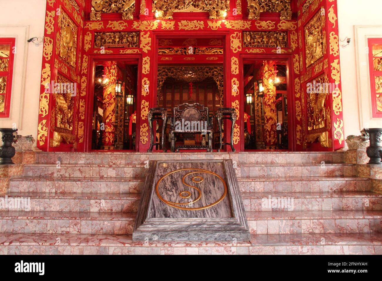 Royal throne gold red hi-res stock photography and images - Alamy