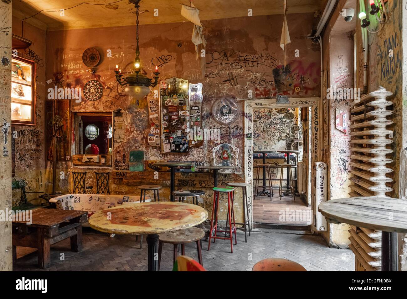 Szimpla garden ruin pub hungary hi-res stock photography and images - Alamy