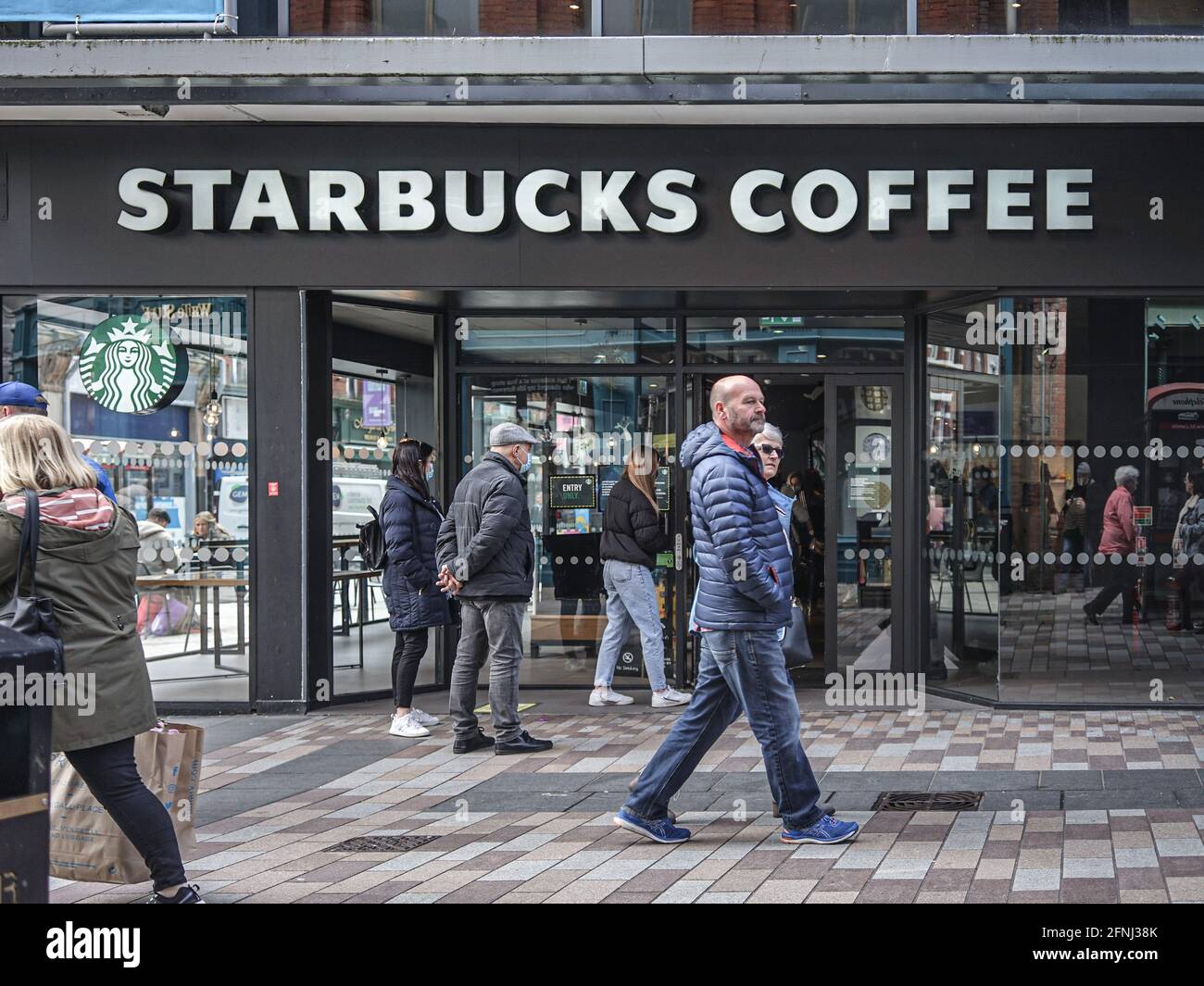 Customers queue starbucks hi-res stock photography and images - Alamy