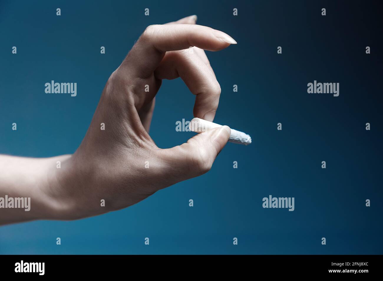 Tabacco in hand hi-res stock photography and images - Alamy