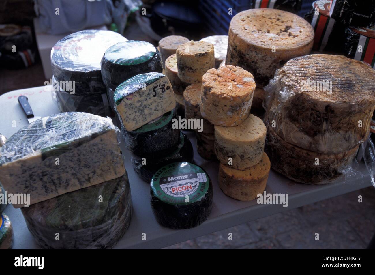 Queso de cabrales hi-res stock photography and images - Alamy