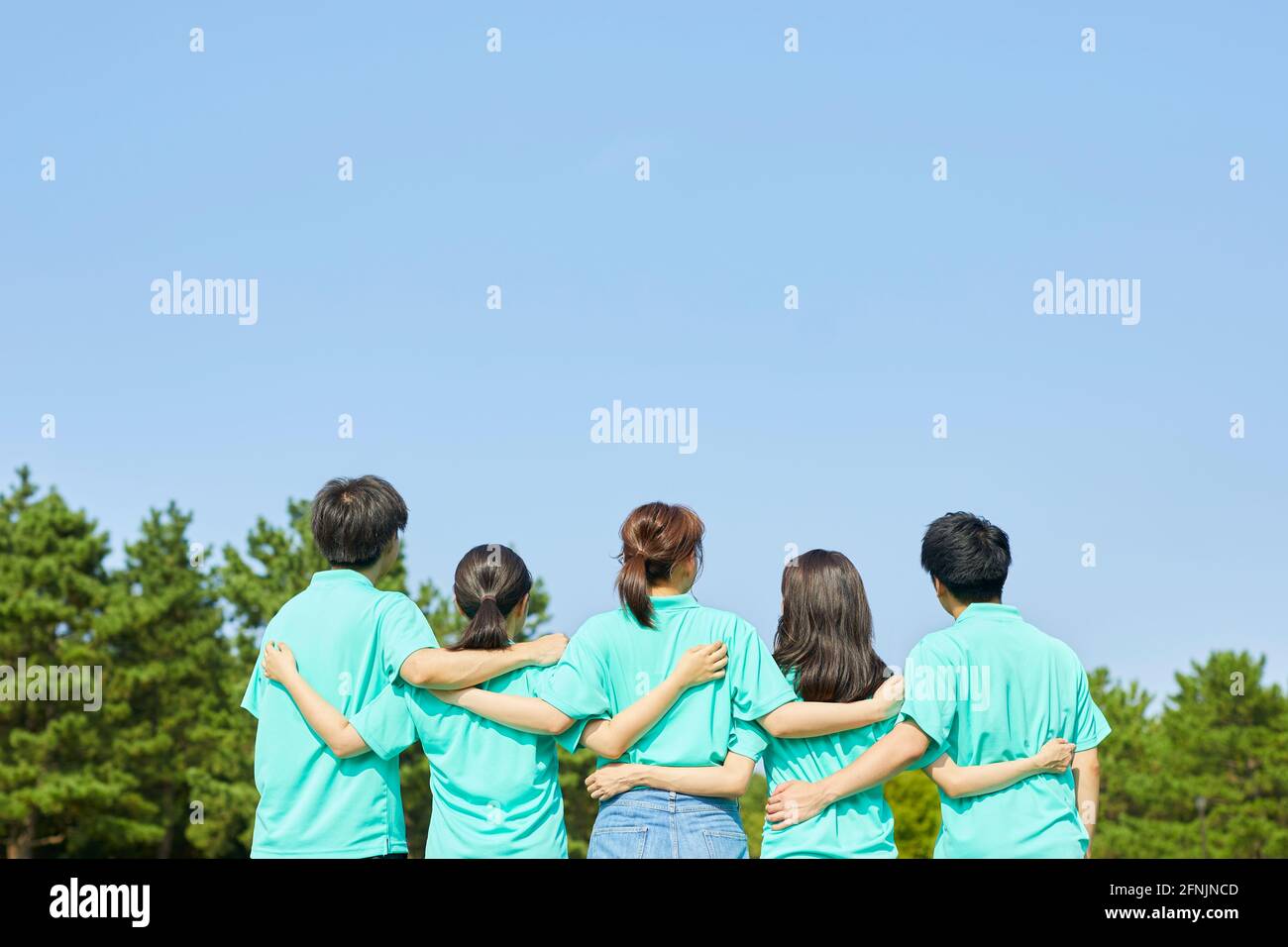 Young Japanese friends at a city park Stock Photo - Alamy