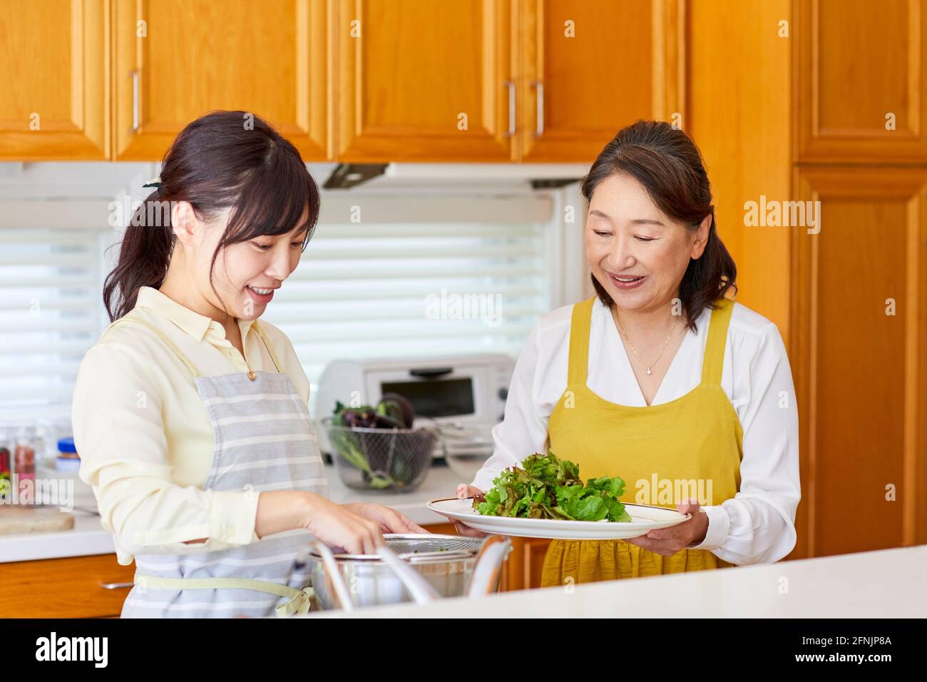 Japanese three generation family kitchen hi-res stock photography and ...