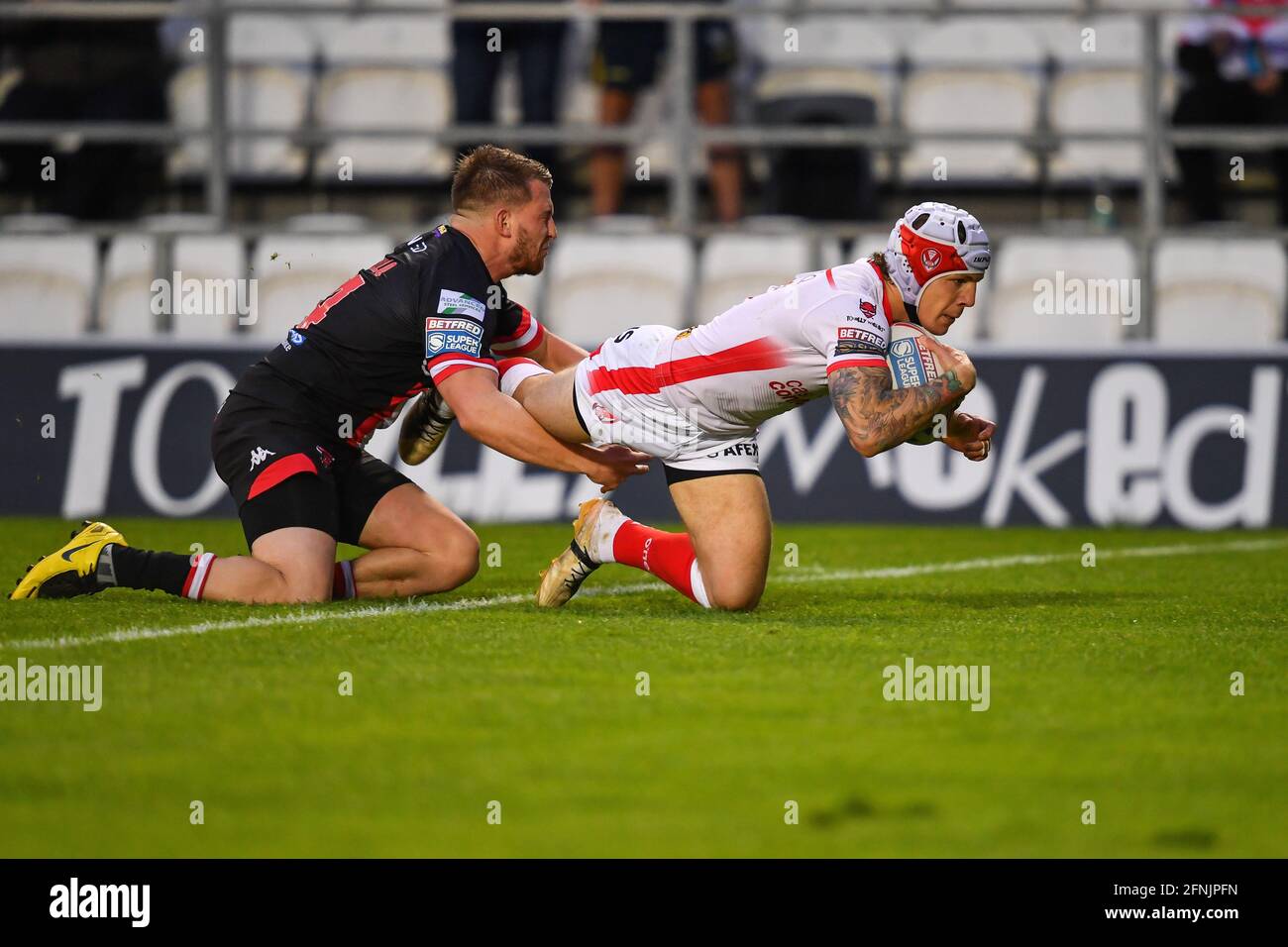 Theo Fages (7) of St Helens goes over for a try Stock Photo - Alamy