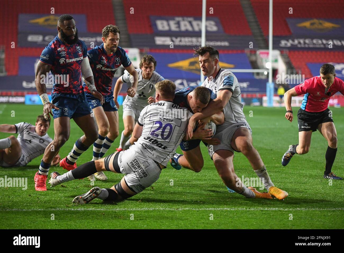 Ben Earl of Bristol Bears goes over for try to make it 23-7 Stock Photo ...
