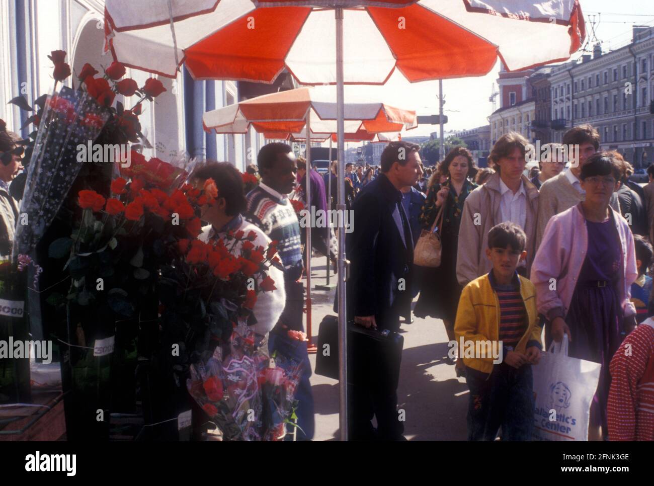 BUSY STREETS, ST. PETERSBURG, RUSSIA 1994 PIC MIKE WALKER Stock Photo ...