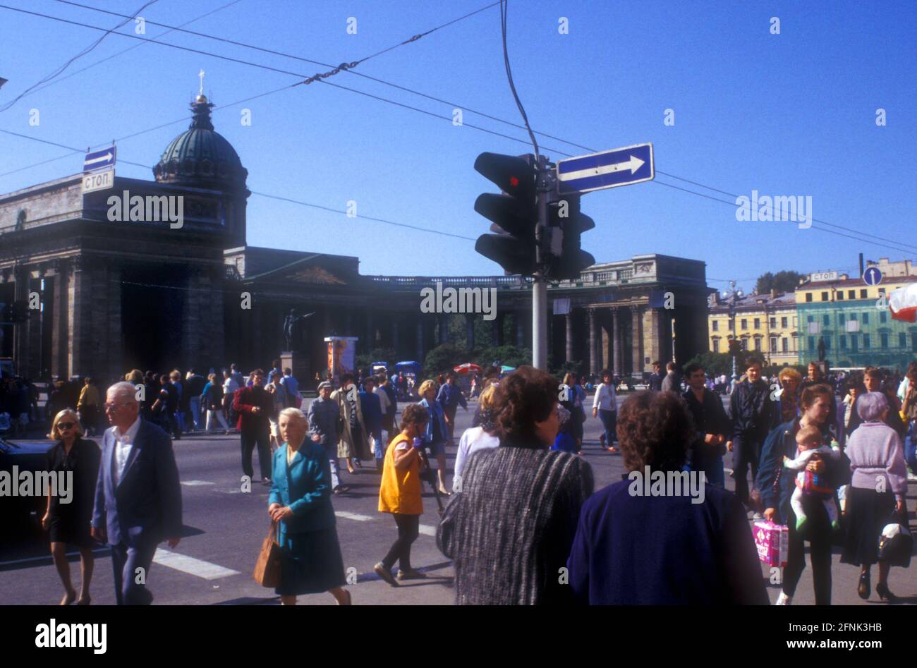 A BUSY STREET IN ST. PETERSBURG, RUSSIA 1994 PIC MIKE WALKER Stock ...