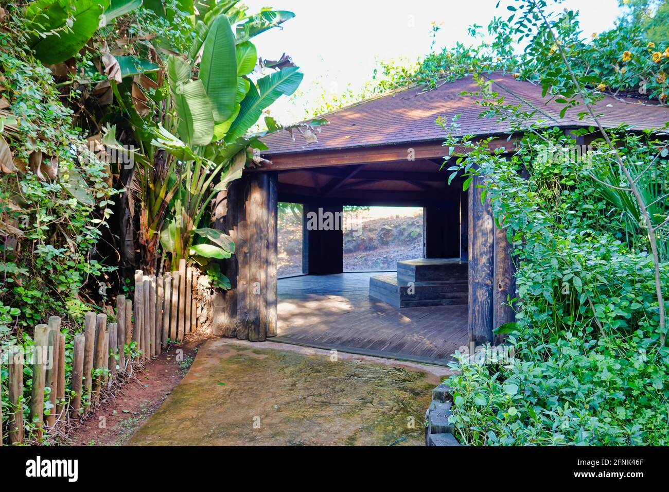 Antique garden path hi-res stock photography and images - Alamy