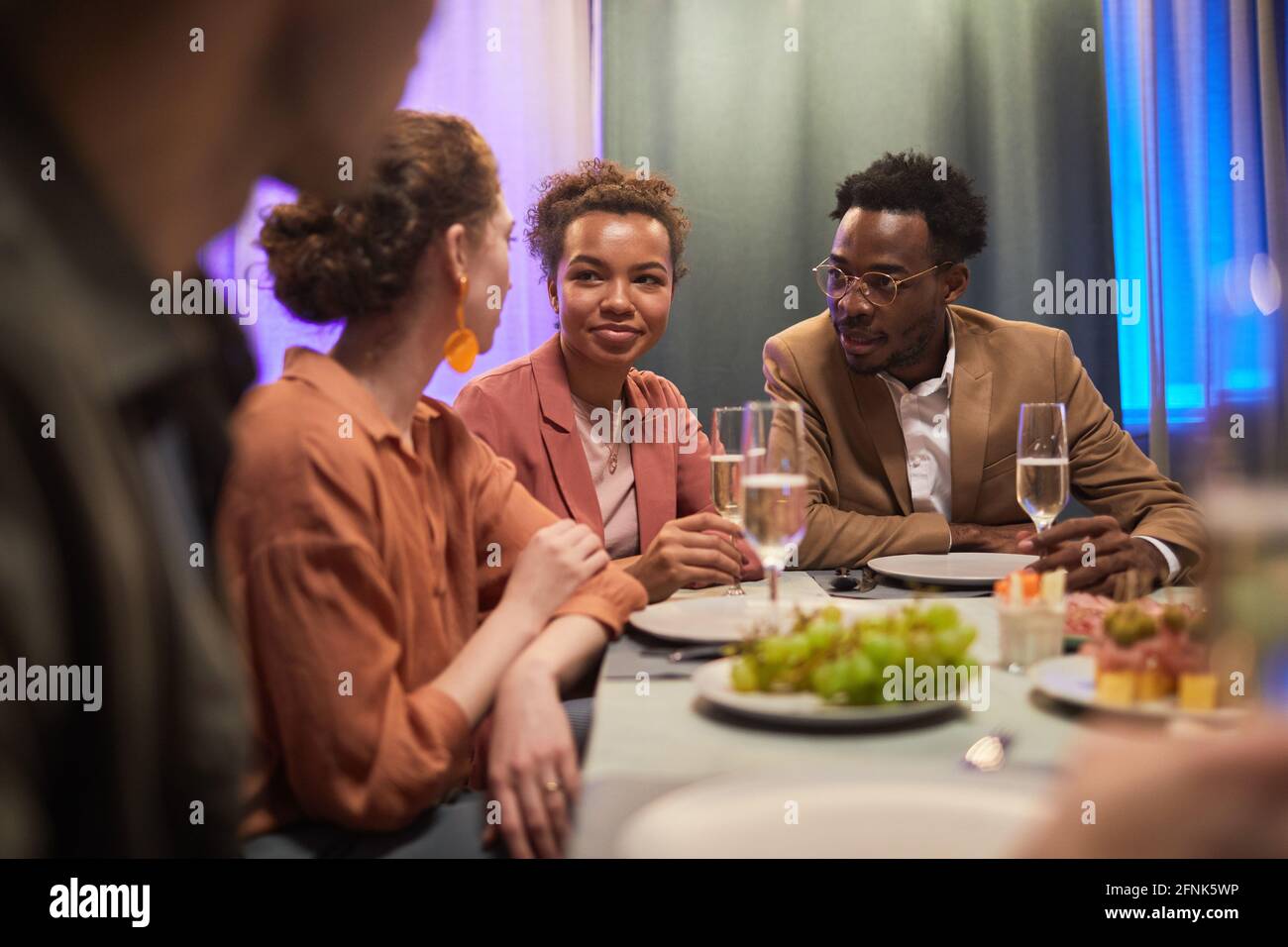 Party friends table champagne hi-res stock photography and images - Alamy