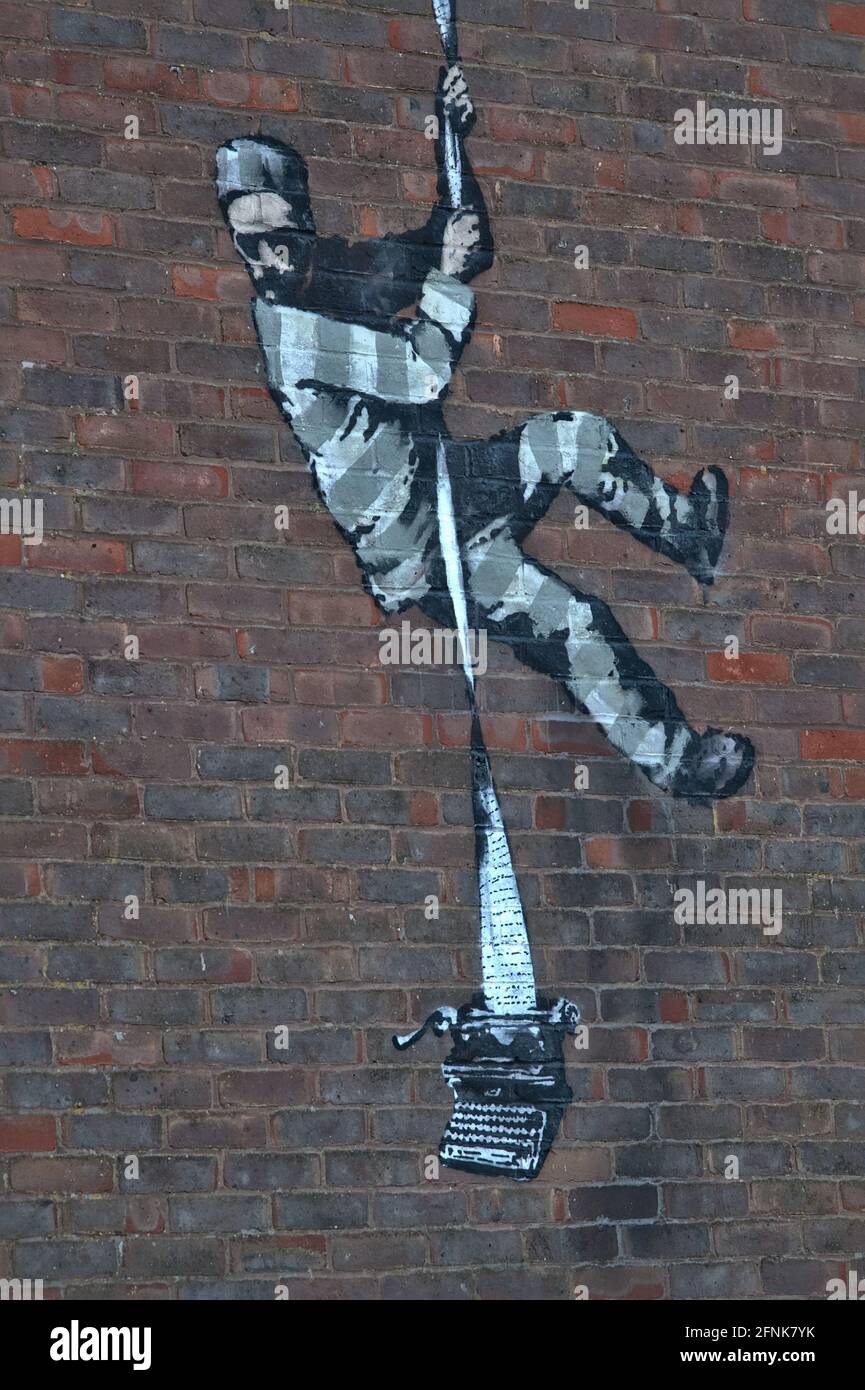 Banksy Graffity of Oscar Wilde with Typewriter on Reading Prison wall ...