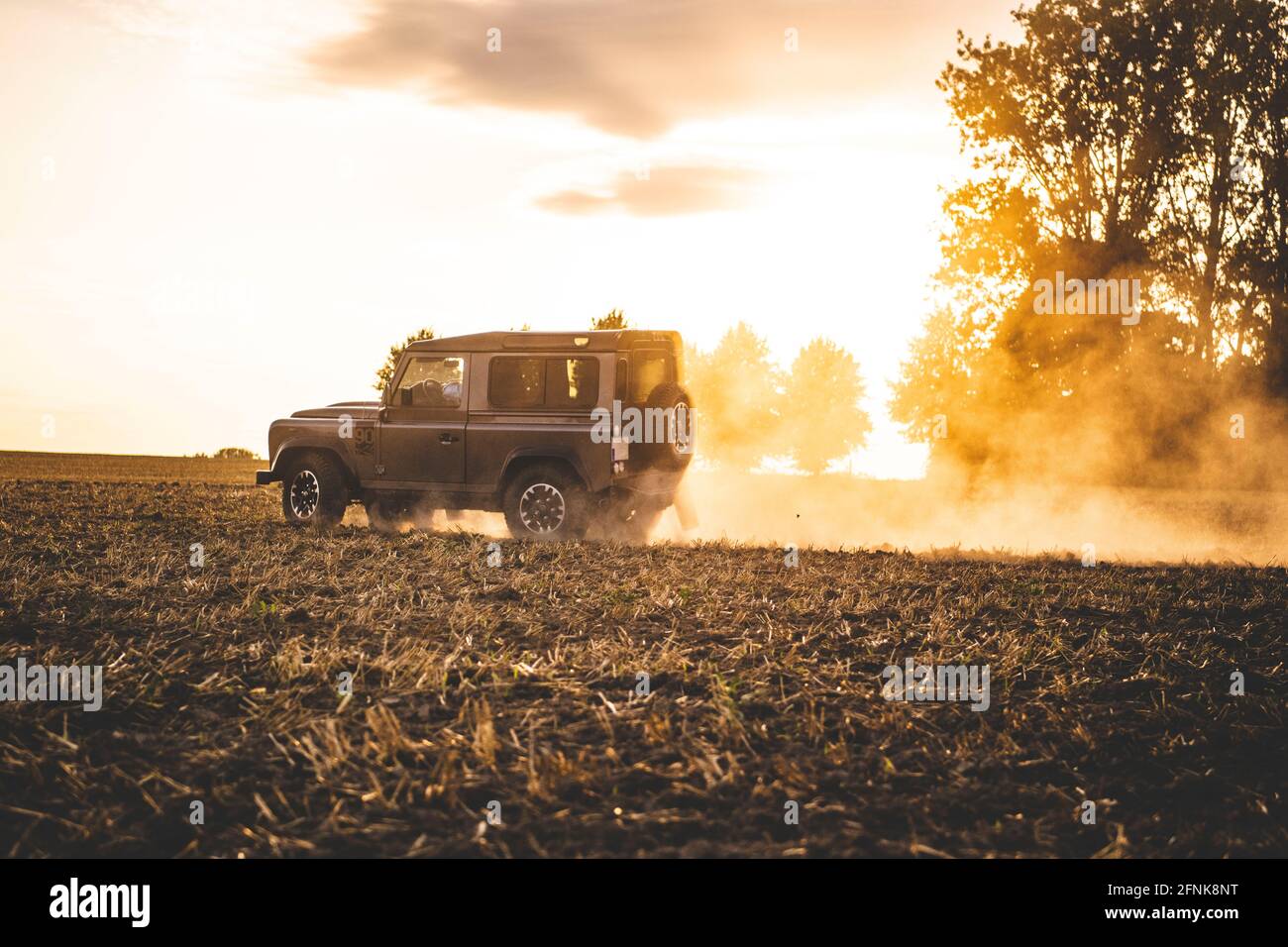 Land rover in a field hi-res stock photography and images - Alamy