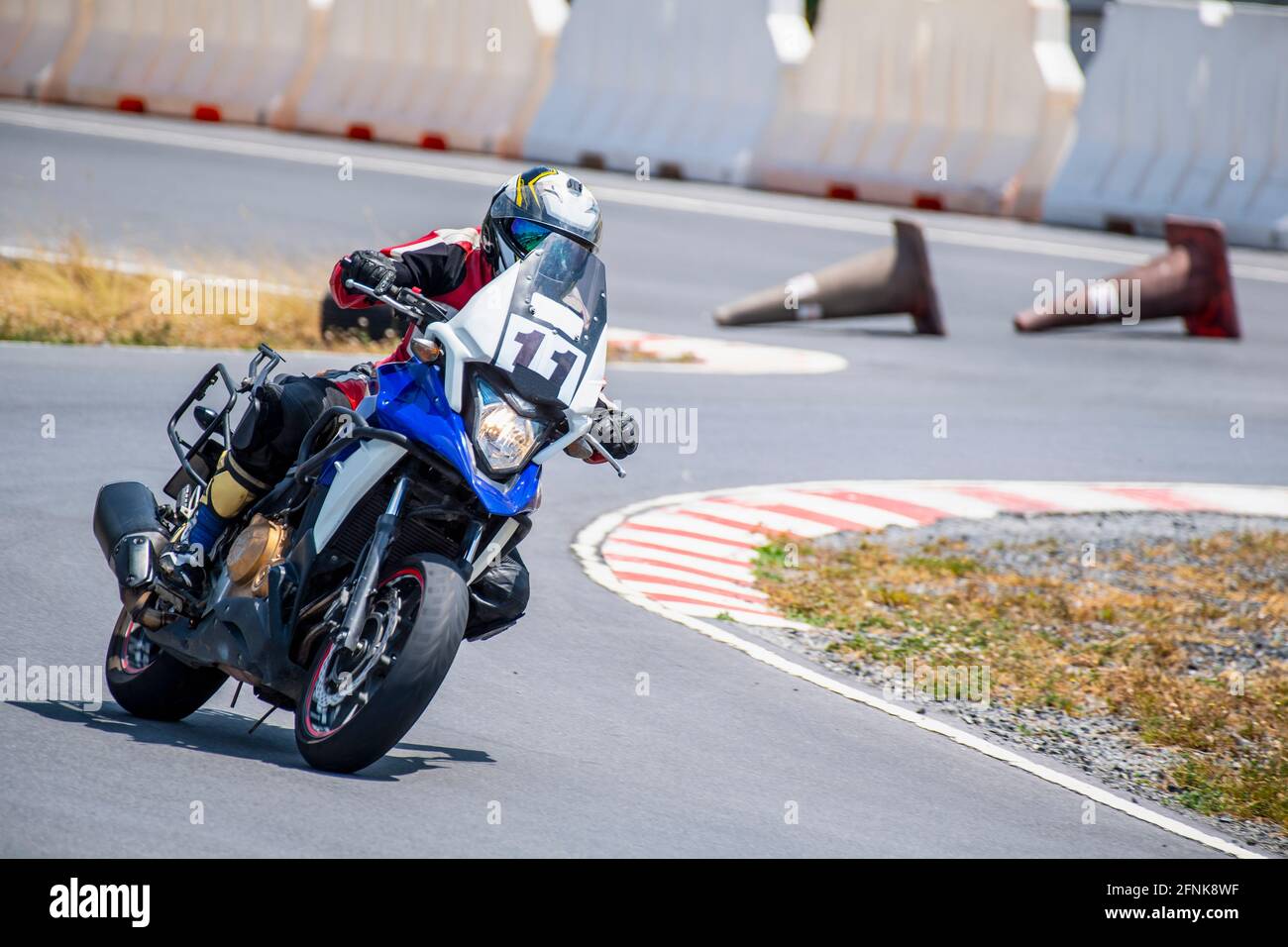 Man leaning on motorcycle hi-res stock photography and images - Alamy