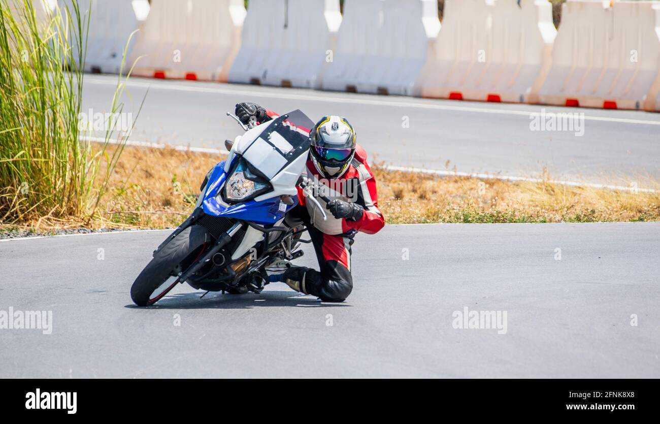 Man leaning on motorcycle hi-res stock photography and images - Alamy
