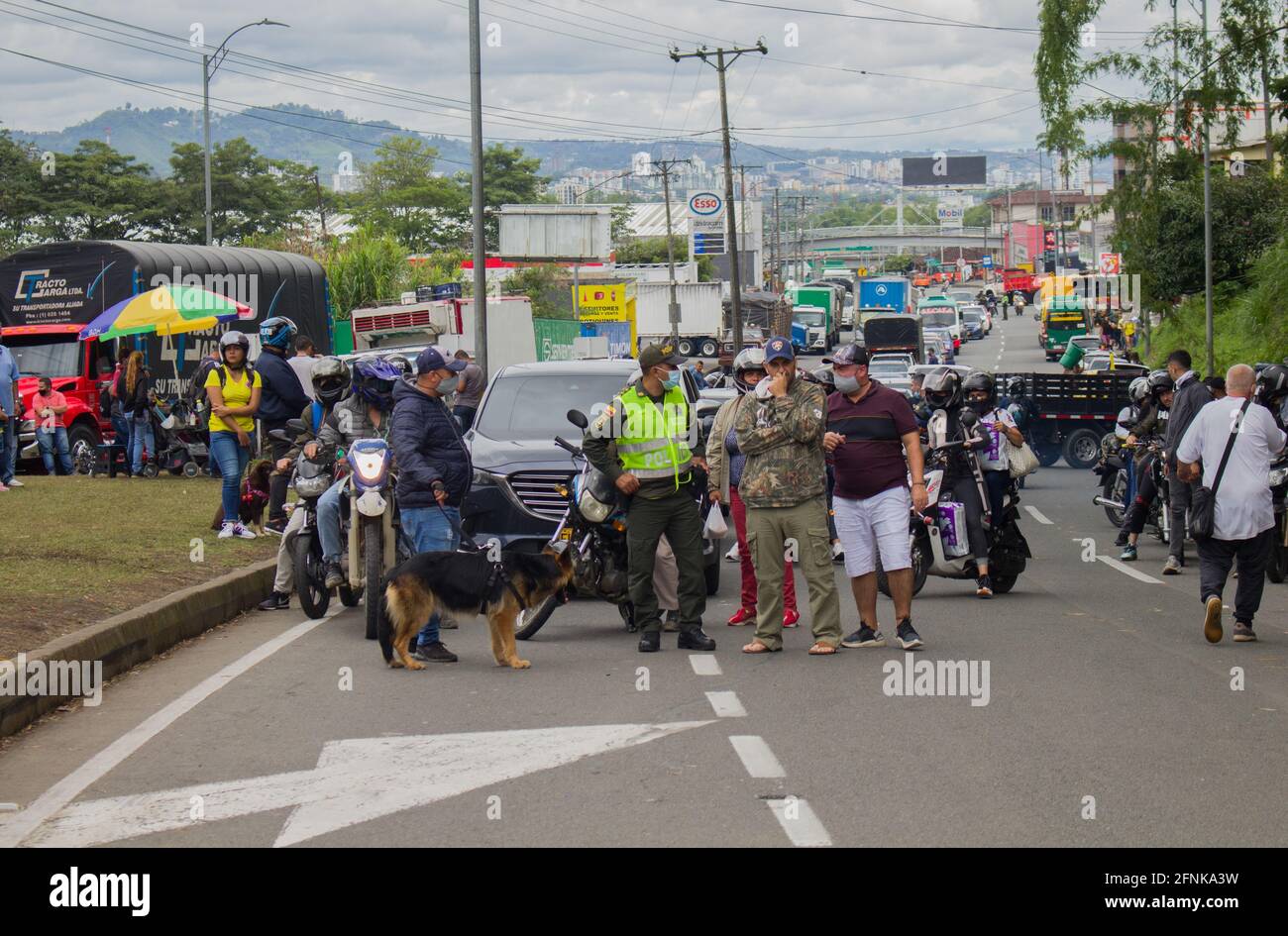 Colombian transit police officers help civilians in cars stuck on the ...