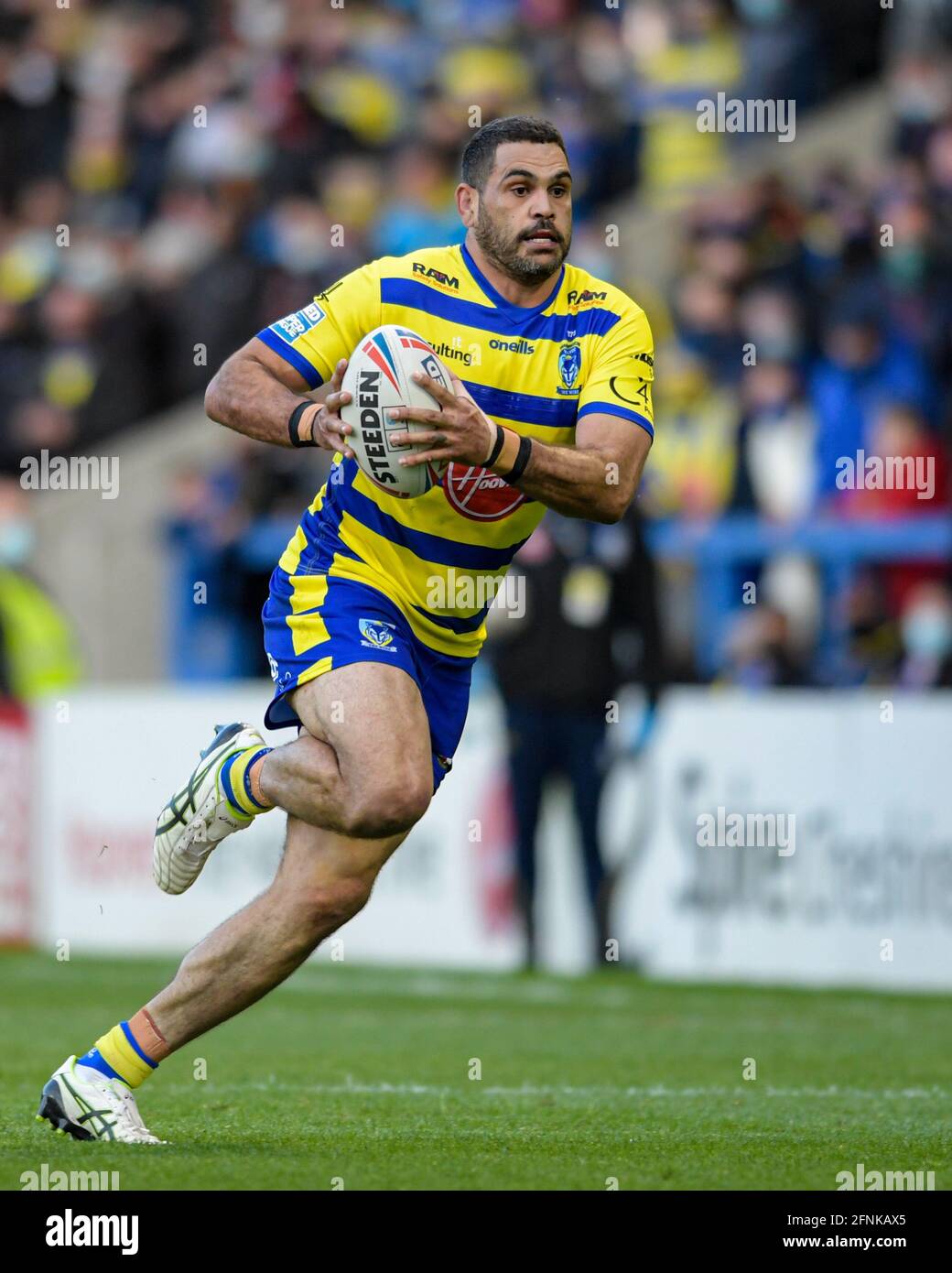 Greg Inglis (3) of Warrington Wolves runs with the ball Stock Photo - Alamy