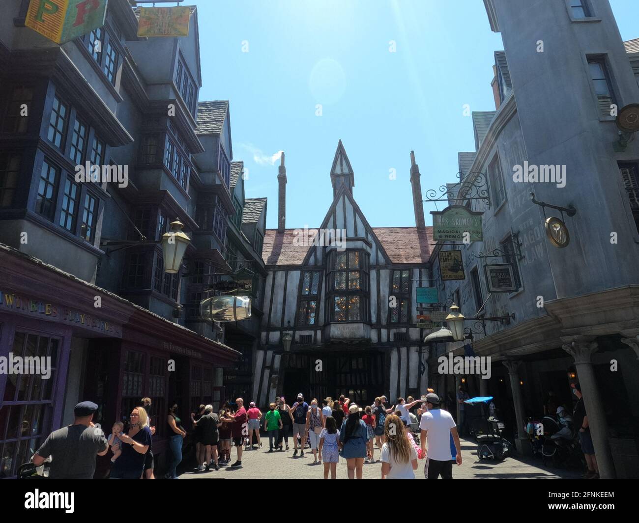 Universal studios diagon alley hi-res stock photography and images - Alamy