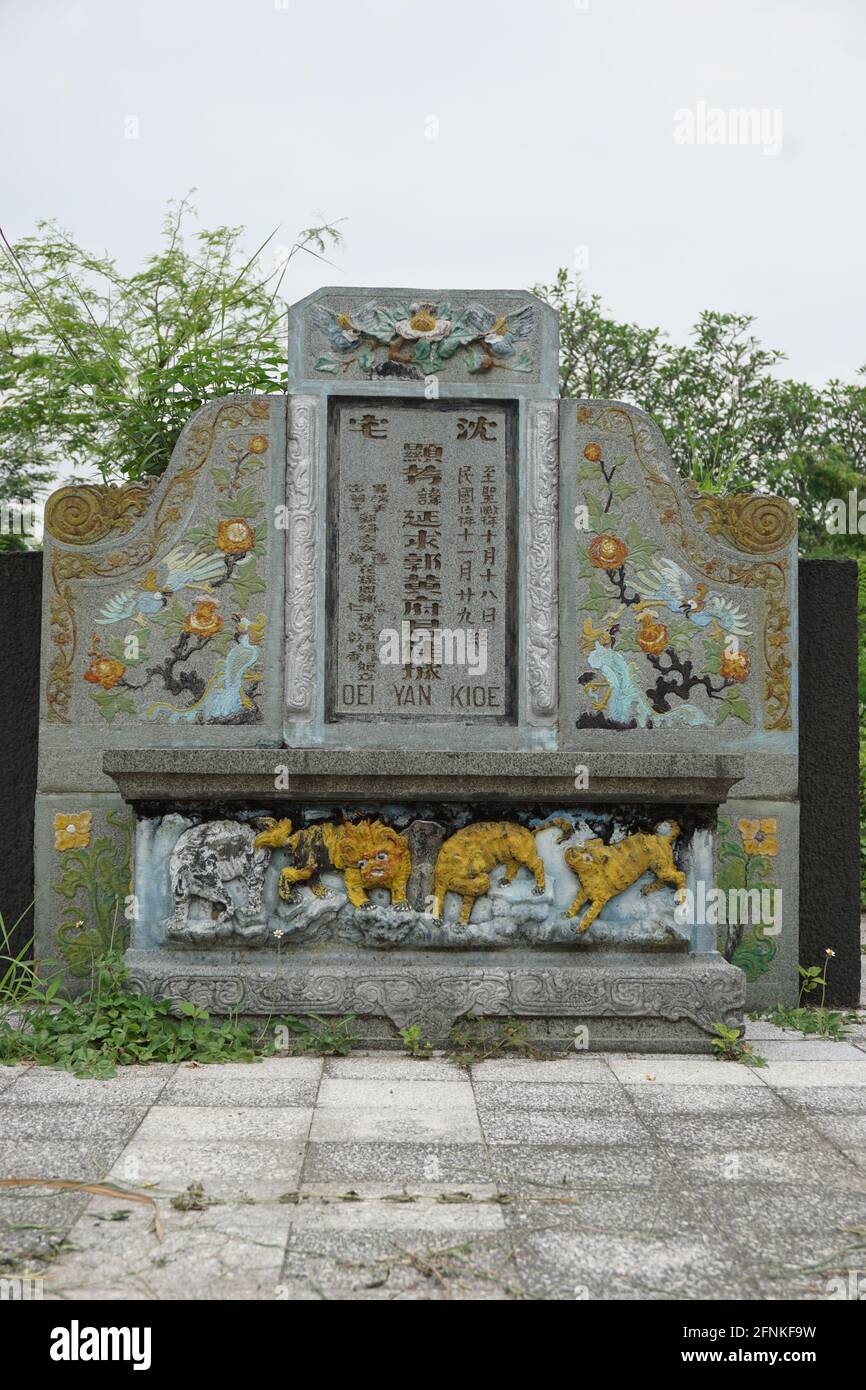 Chinese tombstone hi-res stock photography and images - Alamy