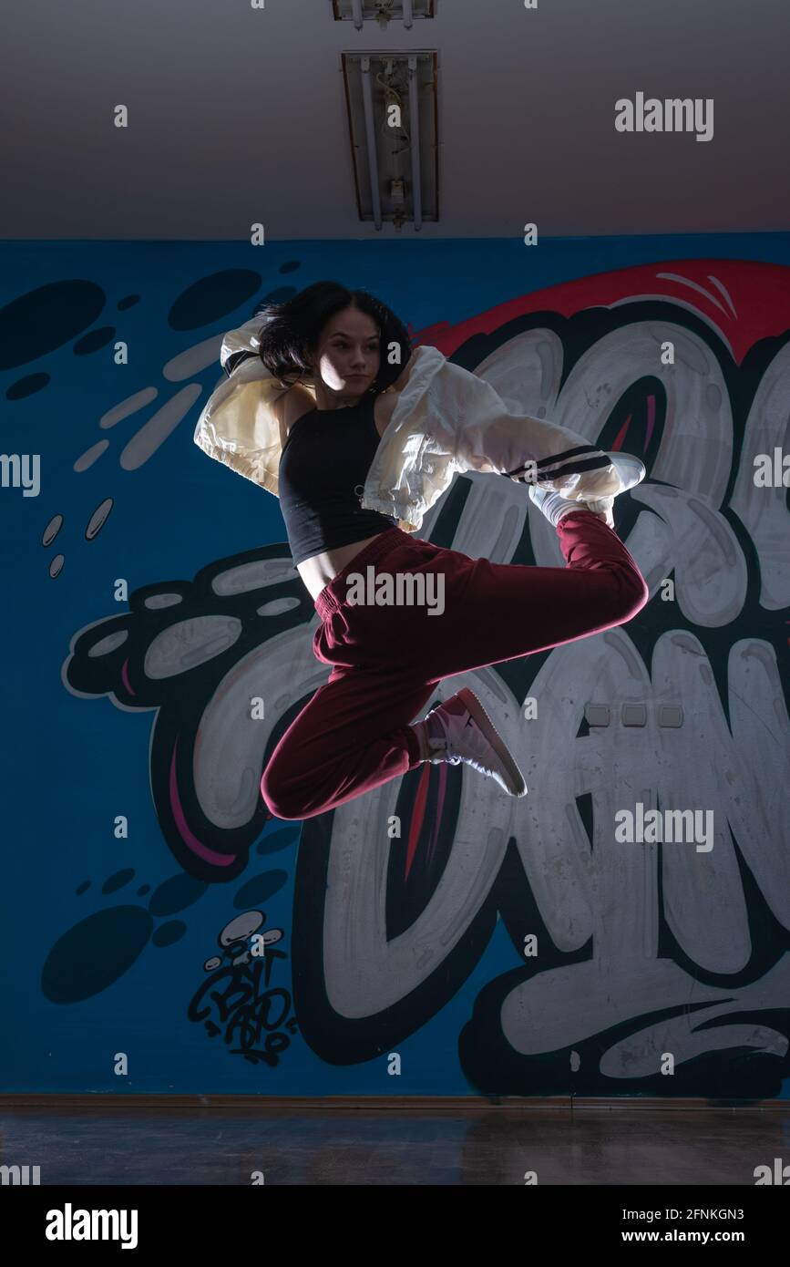 Silhouette of young woman hiphop dancer (breakdancer)dancing on ...