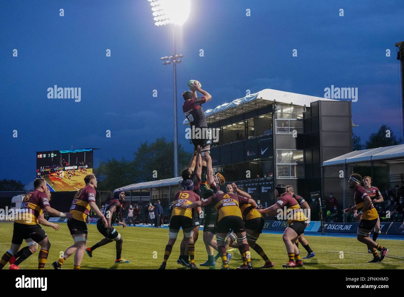 Tim Swinson #19 of Saracens wins the line out Stock Photo - Alamy