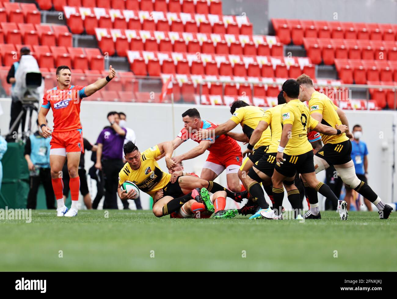 Hanazono Rugby Stadium, Higashi Osaka, Japan. 16th May, 2021. (L-R ...