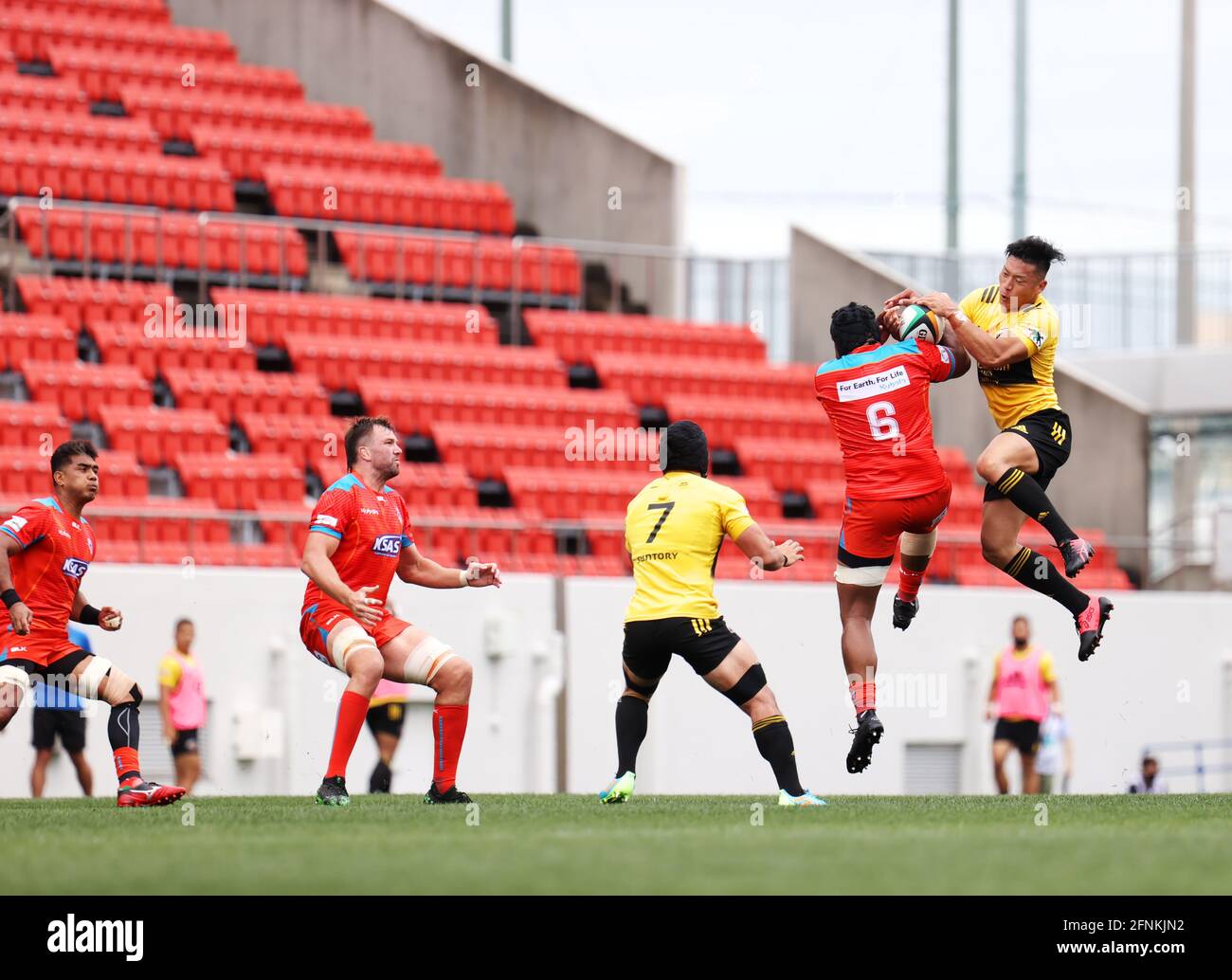 Hanazono Rugby Stadium, Higashi Osaka, Japan. 16th May, 2021. (L-R ...
