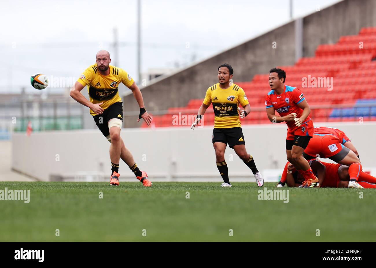 Hanazono Rugby Stadium, Higashi Osaka, Japan. 16th May, 2021. (L-R) Joe ...