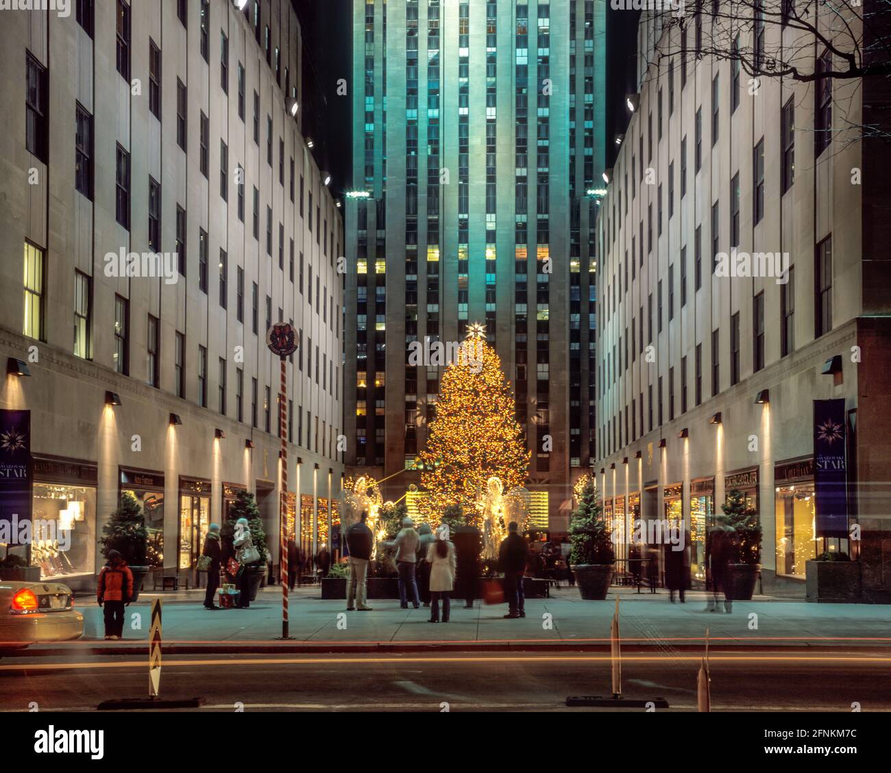 2004 HISTORICAL CHRISTMAS TREE LIGHTS ROCKEFELLER CENTER (©RAYMOND HOOD ...