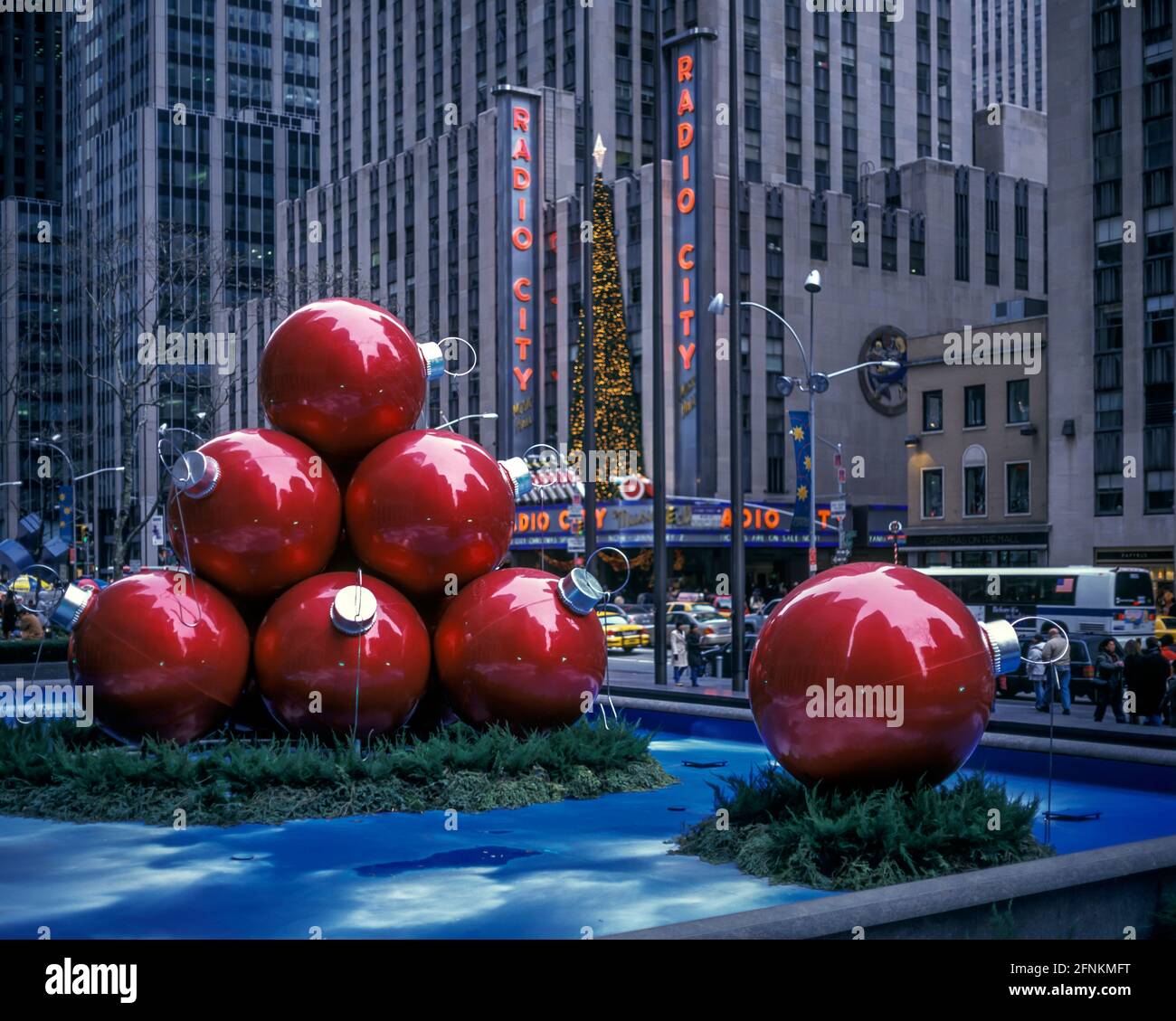 2004 HISTORICAL GIANT CHRISTMAS ORNAMENTS TIME LIFE FOUNTAIN RADIO CITY ...
